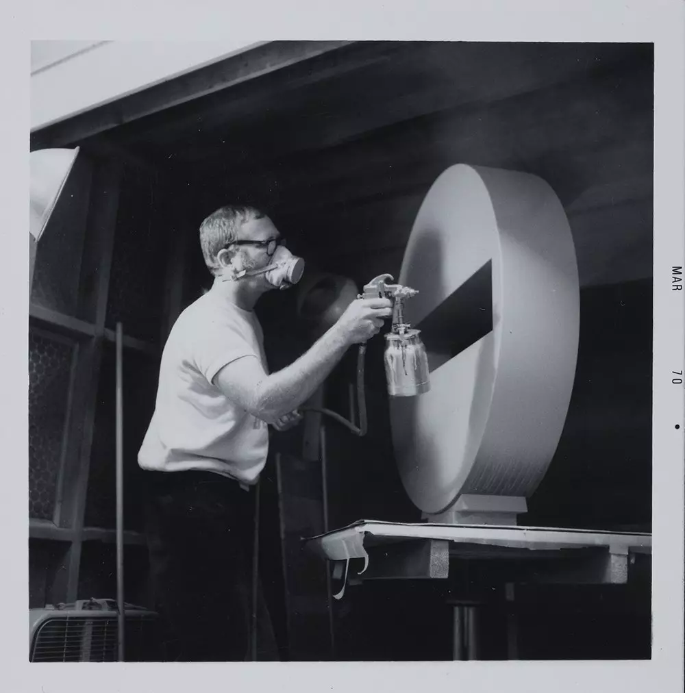 Foto van kunstenaar Tony DeLap aan het werk in zijn studio