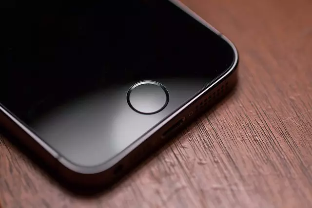 Il pulsante Home dell'iPhone 5s funge anche da scanner di impronte digitali.