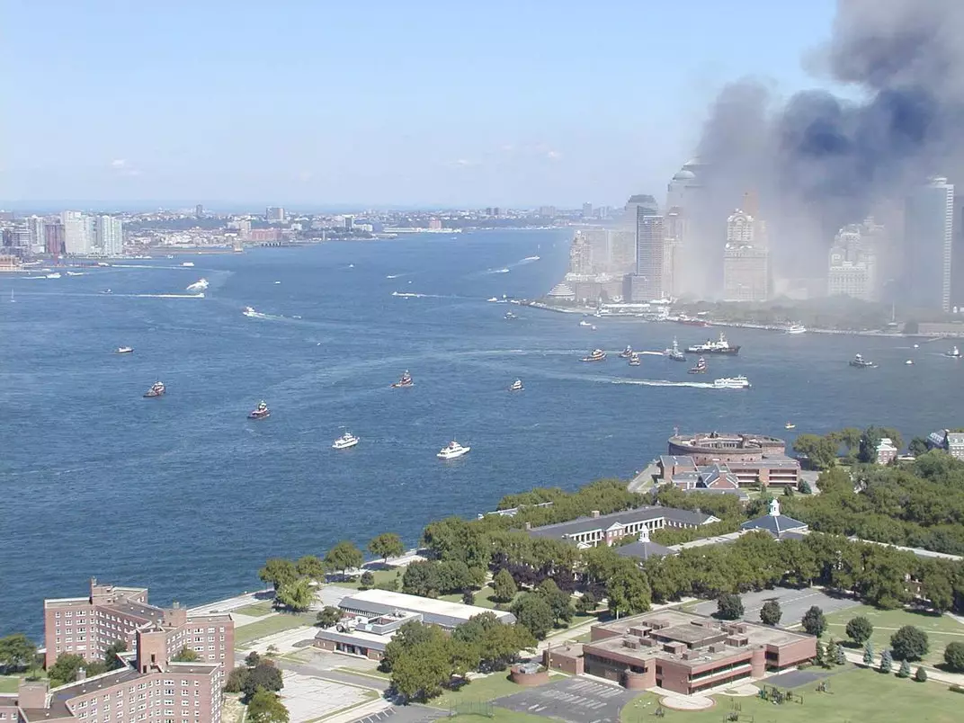 Manhattan dengan asap, kapal di Teluk