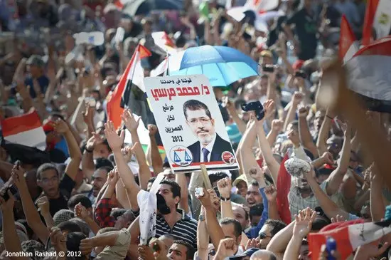 អ្នកគាំទ្រអតីតប្រធានាធិបតីអេហ្ស៊ីប Mohamed Morsi អបអរការបោះឆ្នោតឆ្នាំ 2012 របស់គាត់។