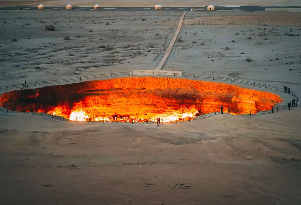 Olbrzymi dół krateru wypełniony gorącą stopioną ziemią na środku pustyni