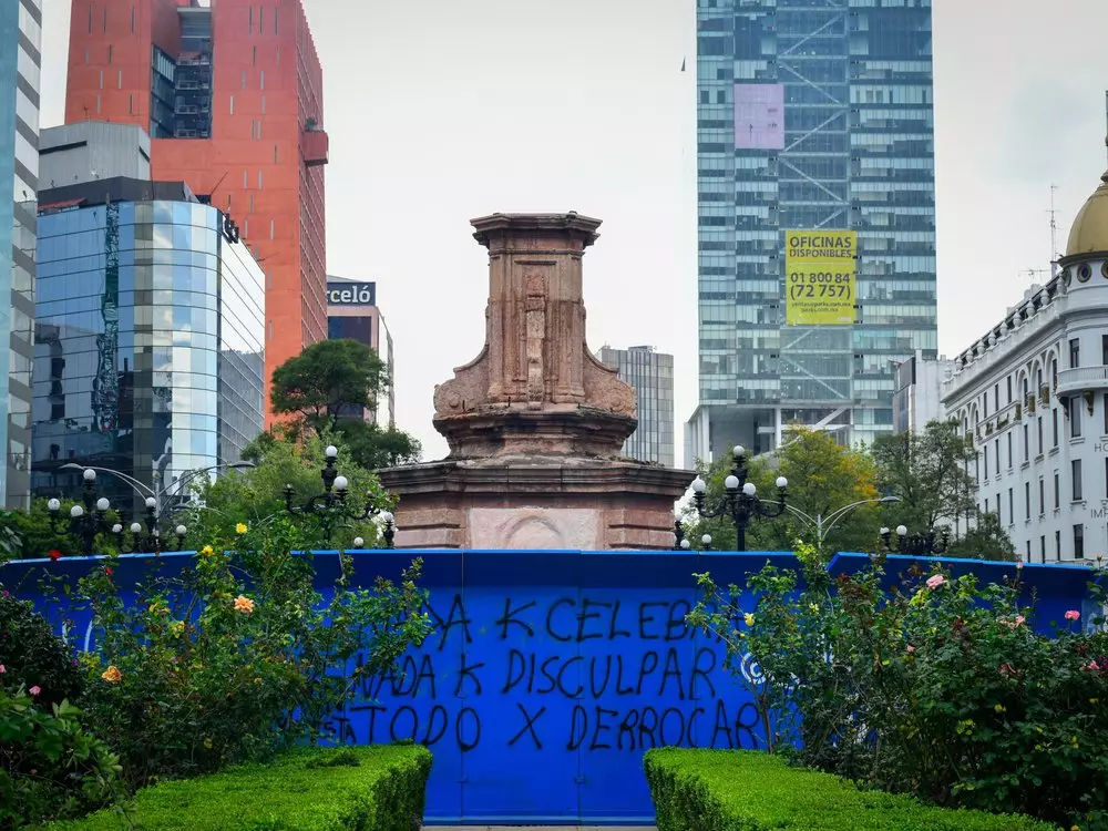 Pej thuam ntawm Pre-Hispanic Poj Niam Yuav Hloov Columbus Sculpture hauv Mexico City