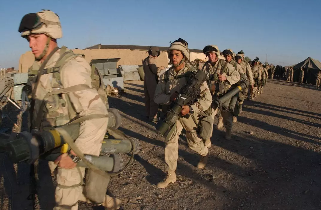 Амерыканскія марскія пяхотнікі ідуць да сваіх верталётаў, якія накіроўваюцца ў Афганістан у 2002 годзе.