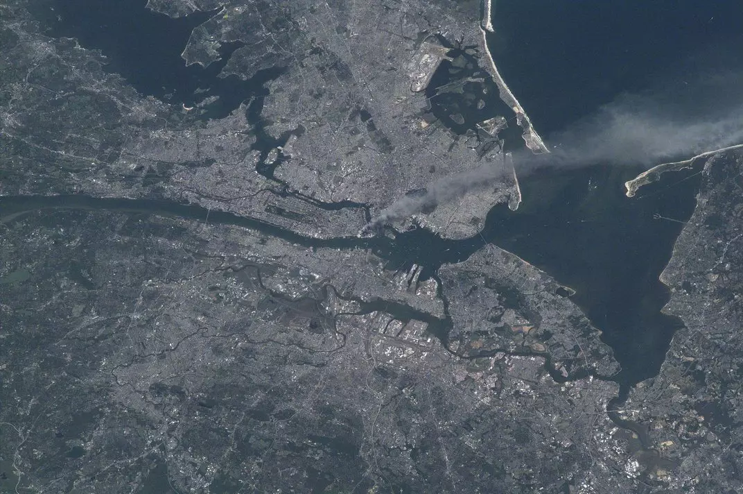 Слуп дыму, які падымаецца над Манхэтэнам 11 верасня, сфатаграфаваны членам экіпажа на Міжнароднай касмічнай станцыі