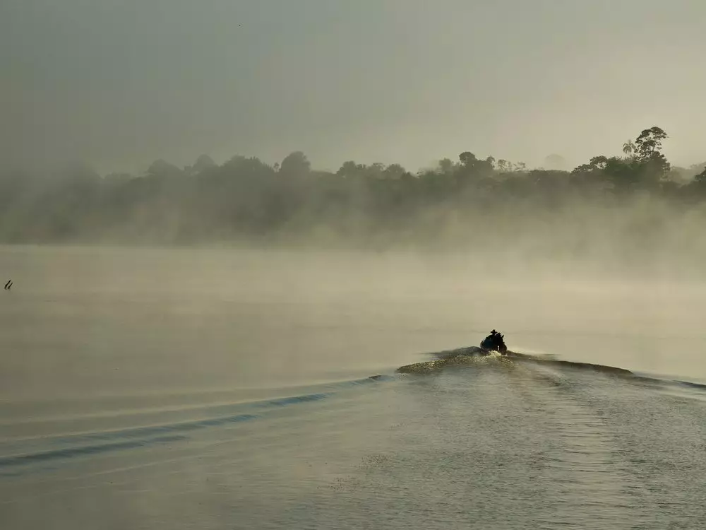 C. David de Santana i njegov tim istražuju rijeku Javari na granici Brazila i Perua u maglovito jutro. (Douglas Bastos)