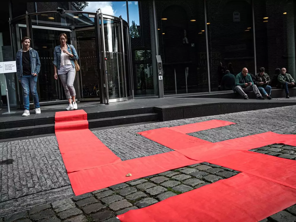 Mużew Olandiż Jiffaċċja Protesta dwar Wirja dwar id-Disinn Nażista