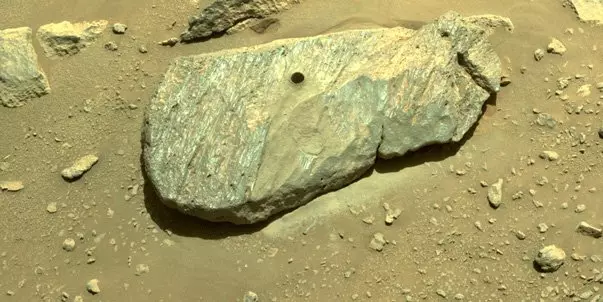 د ډبرې یو انځور چې سوري پکې اچول شوي. عکس د مریخ روور لخوا په سیارټ مریخ کې اخیستل شوی او ښیي چې روور د خپل لومړني ډبرې نمونه له کوم ځای څخه ترلاسه کړې.