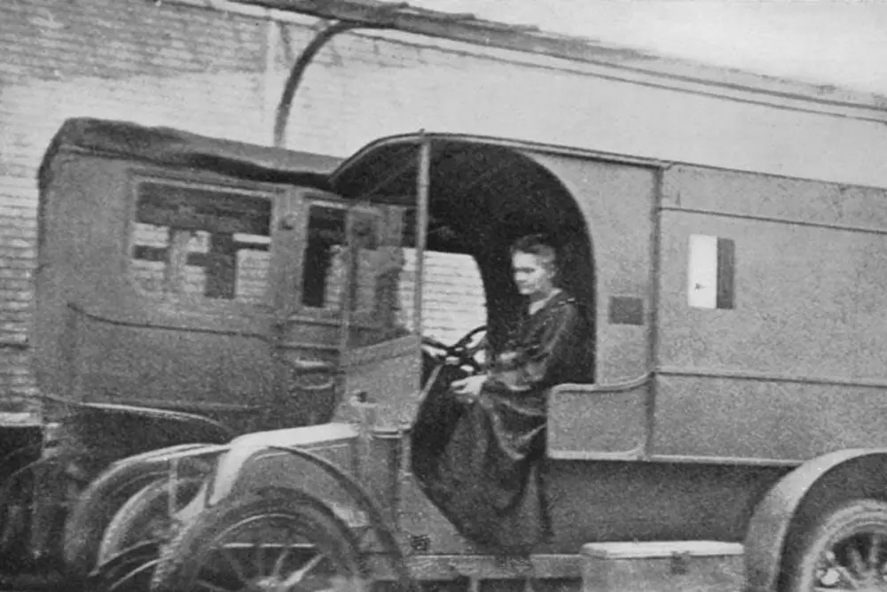 Marie Curie in een van haar mobiele X-straal-eenhede in Oktober 1917
