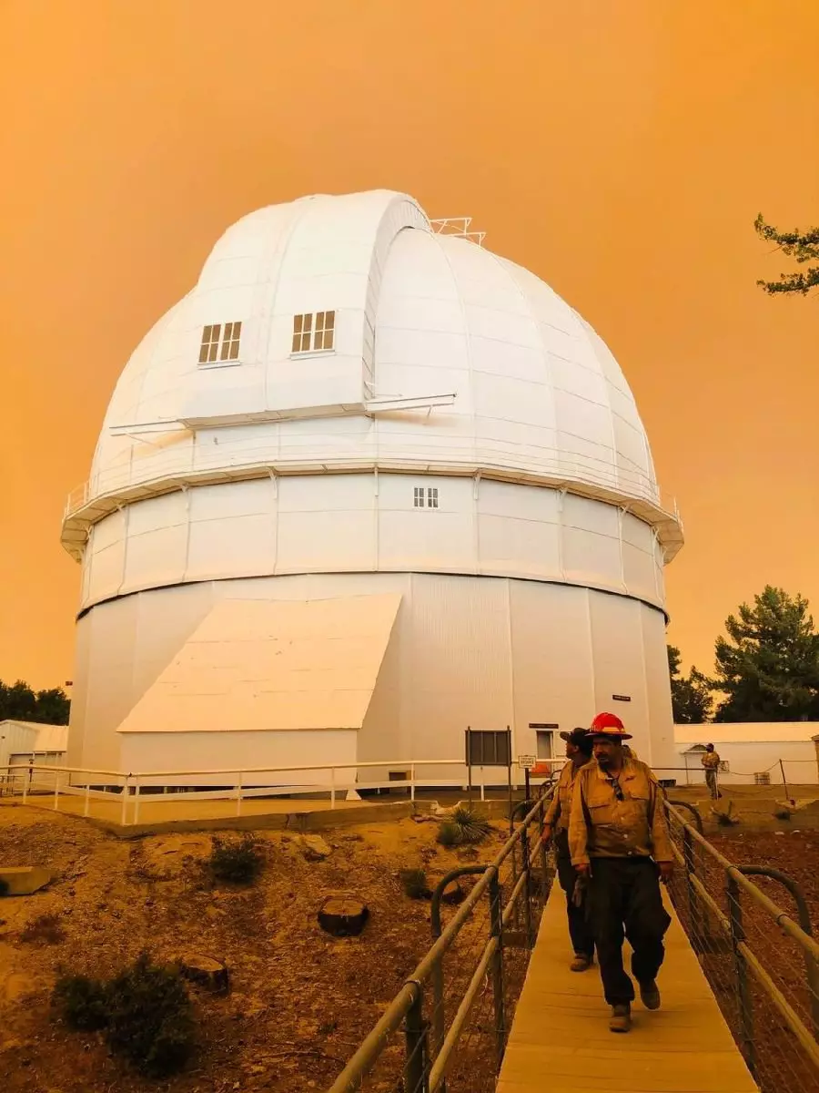 Historiska Mount Wilson-observatoriet hotas av Bobcat-branden i Los Angeles 19004_2