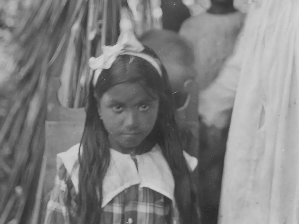 Неидентифицирано родно дете близо до Баракоа, Куба, 1919 г. Детайл от снимката на Марк Реймънд Харингтън. NMAI N04470