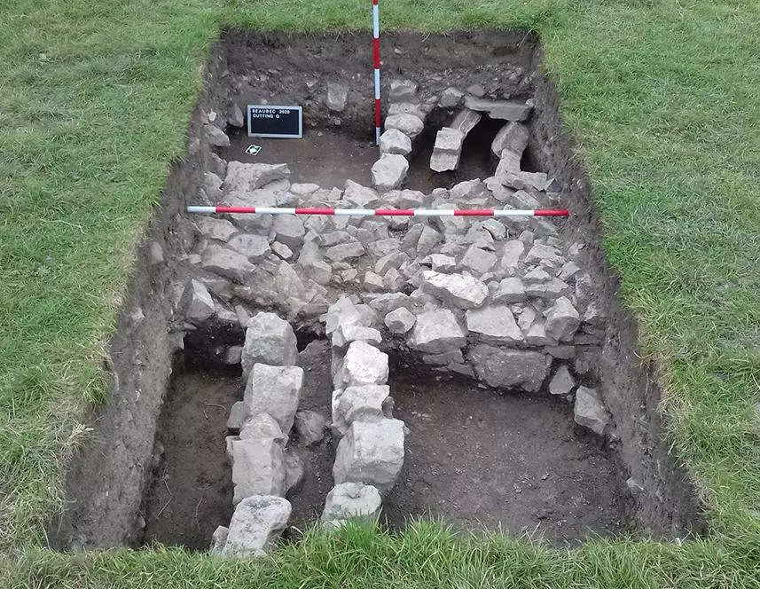 İngiltere'deki ortaçağ manastırındaki kazıların görünümü
