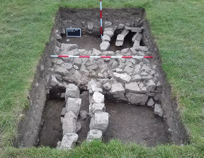 Utsikt over utgravninger ved middelalderkloster i England