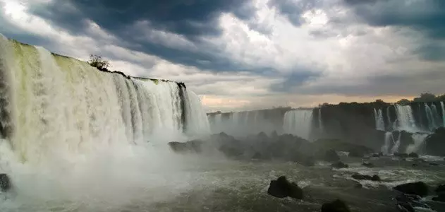 Iguazu آبشار کا ایک روشن منظر
