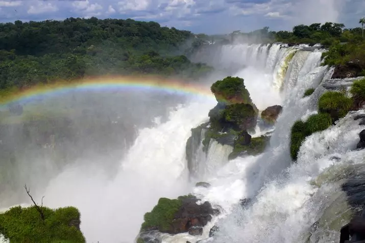 En upplyst utsikt över Iguazufallen 19014_2