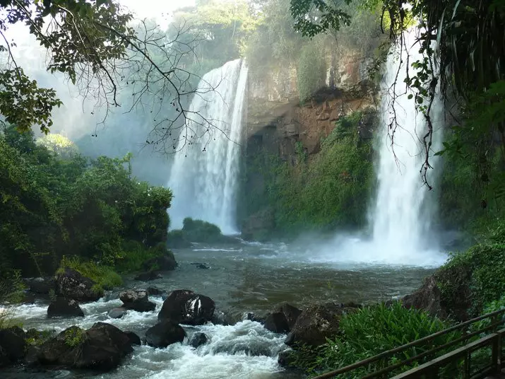 Een verlicht uitzicht op de Iguazu-watervallen 19014_3