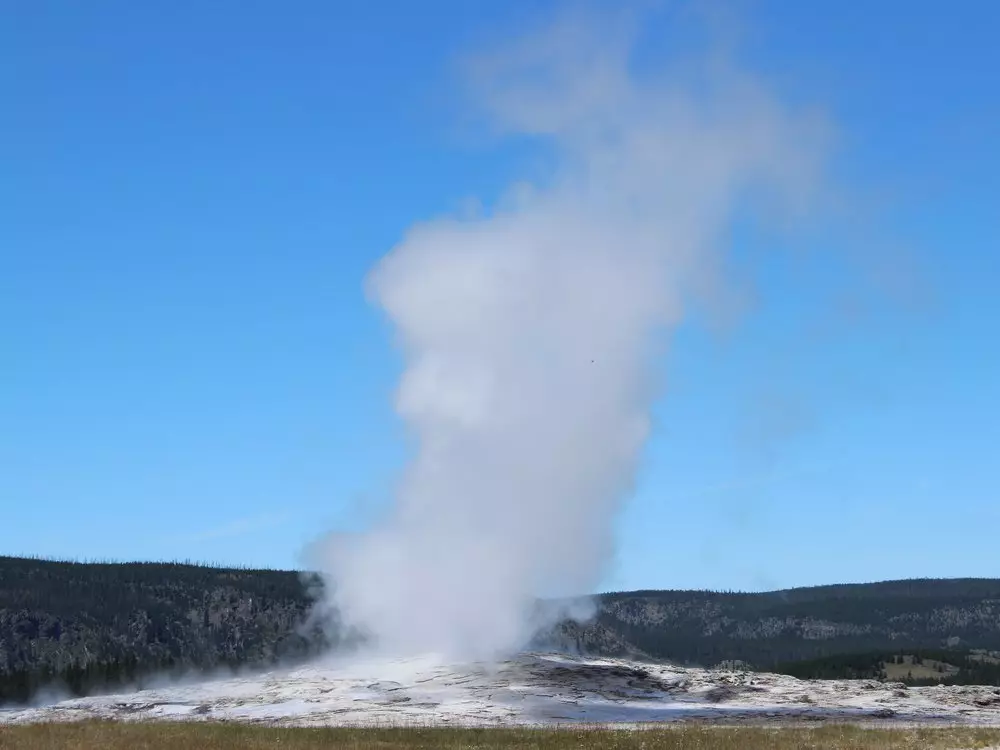 Geológovia mapujú inštalatérske práce pod gejzírom Old Faithful v Yellowstone