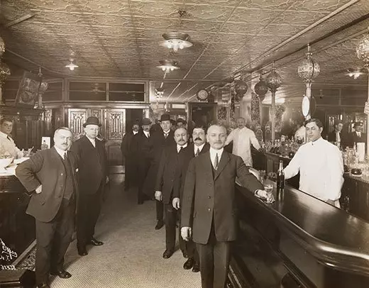 Ang Masiglang Kasaysayan ng American Bar 19033_3