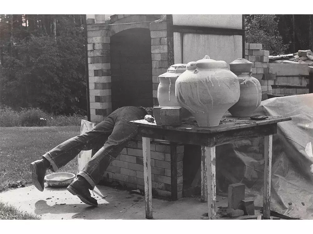 Fotografija Don Reitza, ki nalaga peč na svoji kmetiji v Spring Greenu, Wisconsin, okoli leta 1965 / neznani fotograf. Dokumenti Don Reitza, približno 1940-2015. Arhiv ameriške umetnosti, Smithsonian Institution.