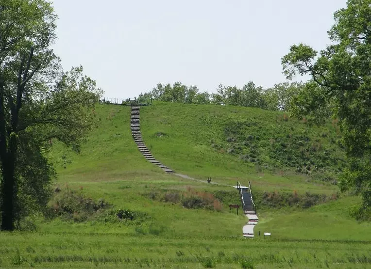 Louisiana's Poverty Point Earthworks e bonts'a Matsoalloa a Amerika a Pele e ne e le 'Lienjiniere tse Hlollang'.