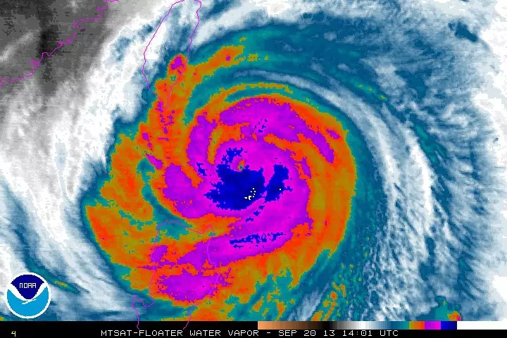 O furacán Usagi a partir das 8:00 horas, hora leste, ás 20:00 horas, hora local