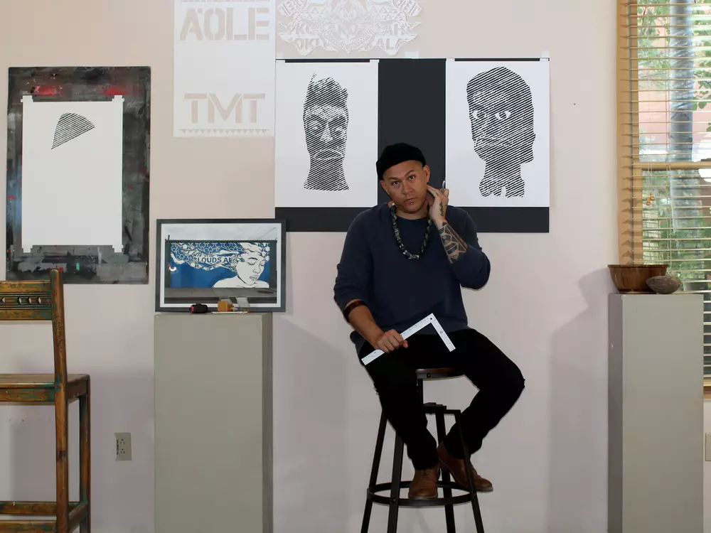 Ian Kuali'i 和他的一些剪纸艺术，2019 年 6 月。（由艺术家提供）