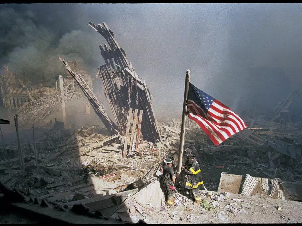 Et mindre kjent bilde av et ikonisk 9/11-øyeblikk bringer nyanser av grått til dagens minne