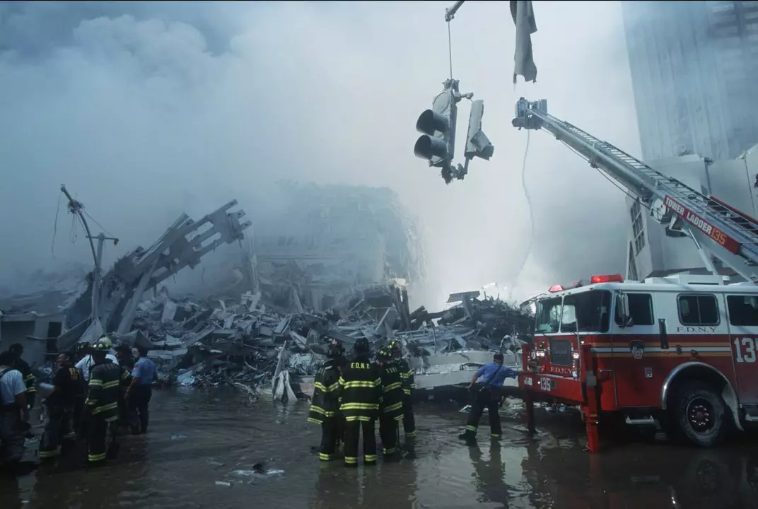 Pogled na Ground Zero, gdje je voda poplavila većinu scene, a semafor visi o koncu. Vatrogasno vozilo je u blizini.