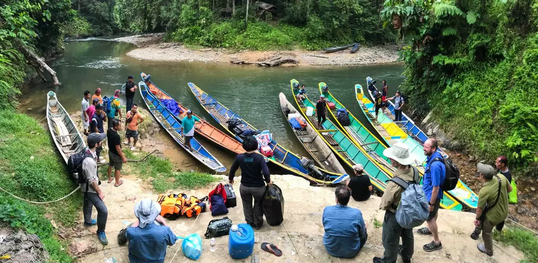 Para panaliti lan panuntuné ngisi prau kaya kayak kanthi pasokan ing pinggir kali sadurunge pindhah menyang lapangan ing negara bagian Sarawak, Malaysia.