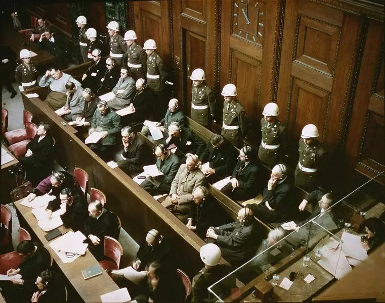 Defendan di kandang tertuduh di perbicaraan Nuremberg
