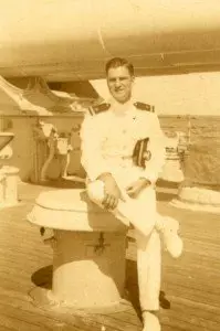 Minter Dial روی یک کشتی جنگی کمی قبل از جنگ جهانی دوم.