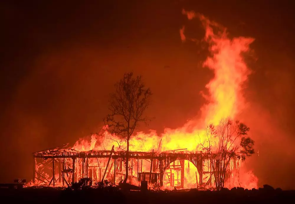 Mientras los incendios forestales arrasan la región vinícola de California, una estructura histórica se convierte en cenizas