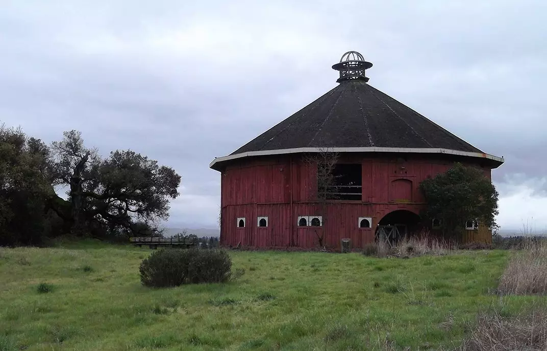 Mens skogbranner raser over California Wine Country, blir en historisk struktur til aske