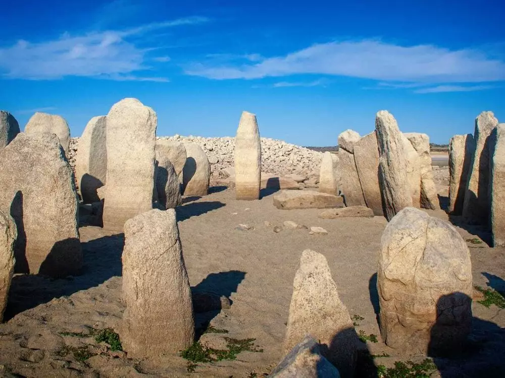 Sucho odhaľuje Dolmen of Guadalperal, ľudovo nazývaný „španielsky Stonehenge“