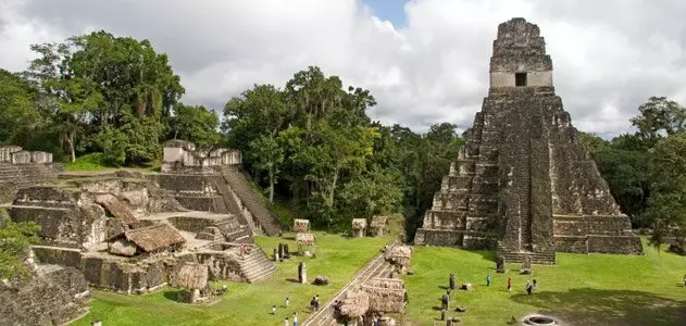 Amayobera ya Tikal