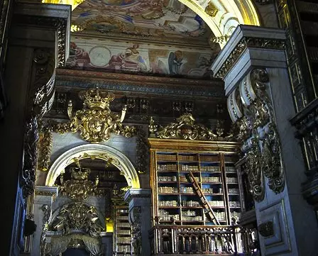 Великата стара библиотека Йоанина на университета в Коимбра съдържа както книги, така и прилепи.