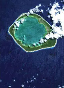 Koralų atolai kyla kartu su jūromis