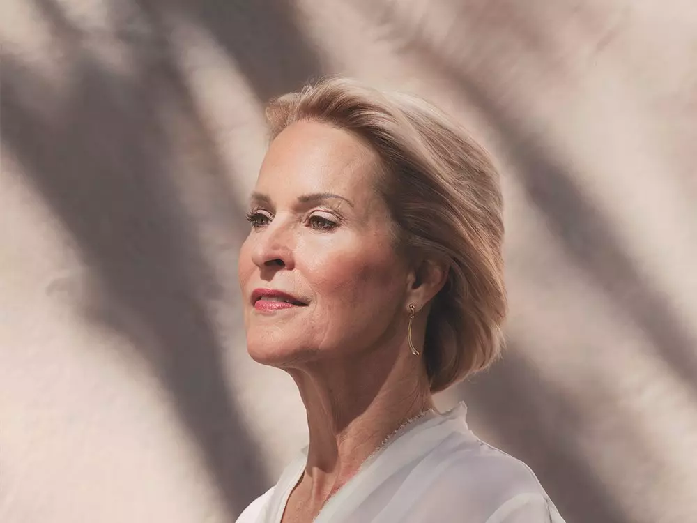 ฟรานเซส อาร์โนลด์ โดย Katy Grannan คณะกรรมการของหอศิลป์ภาพเหมือนแห่งชาติ เครดิต: “Frances Arnold” โดย Katy Grannan, pigment print, 2018. National Portrait Gallery, Smithsonian Institution © Katy Grannan.