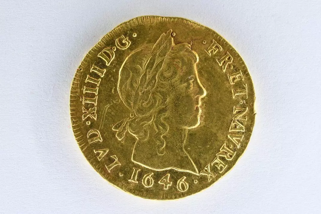 Tesoro de 239 monedas de oro raras descubiertas en las paredes de la mansión francesa 19299_2