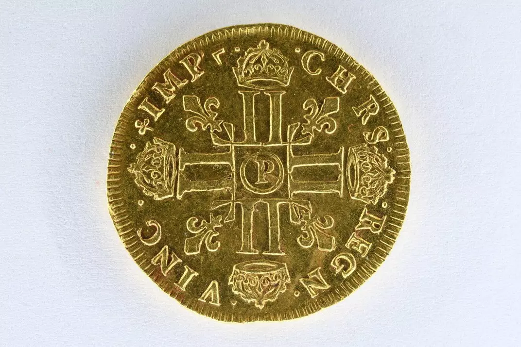Француз сарайының қабырғаларынан табылған 239 сирек алтын монеталардың қоймасы 19299_3