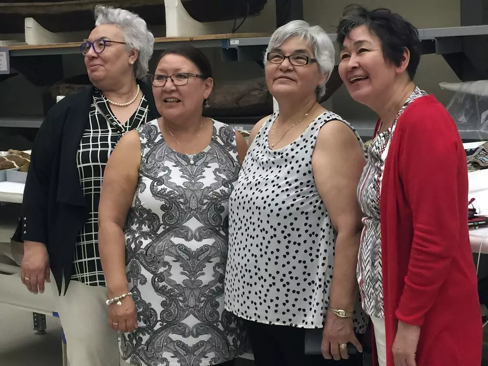 マニトク・トンプソン、ベロニカ・コネリー、ロージー・コウナ・オロオユク、ベルナデット・ディーン、国立アメリカ・インディアン文化資源センター博物館。熟練したカリブーとアザラシの衣料品メーカー、そして流暢なイヌクティトゥット語話者と知識保持者の4人の女性が、カナダ大使館のゲストとしてヌナブト準州からワシントンを訪れ、大使館の展示会のオープニングに出席しました。