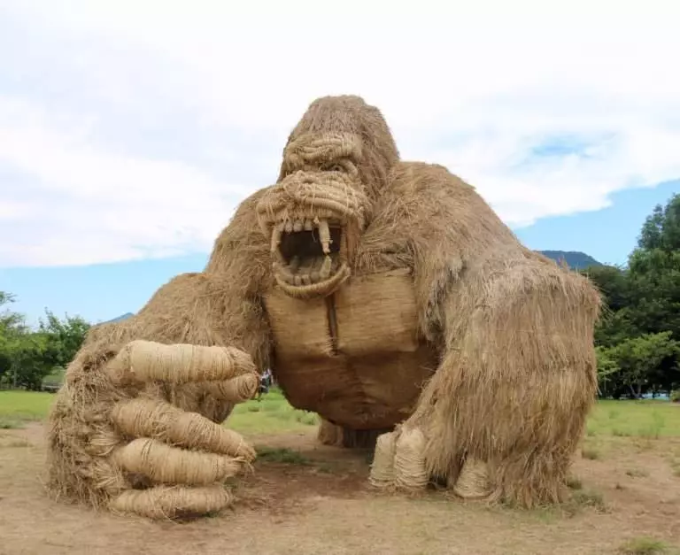Découvrez ces immenses sculptures d'art en paille sur l'île japonaise de Honshu 19305_4