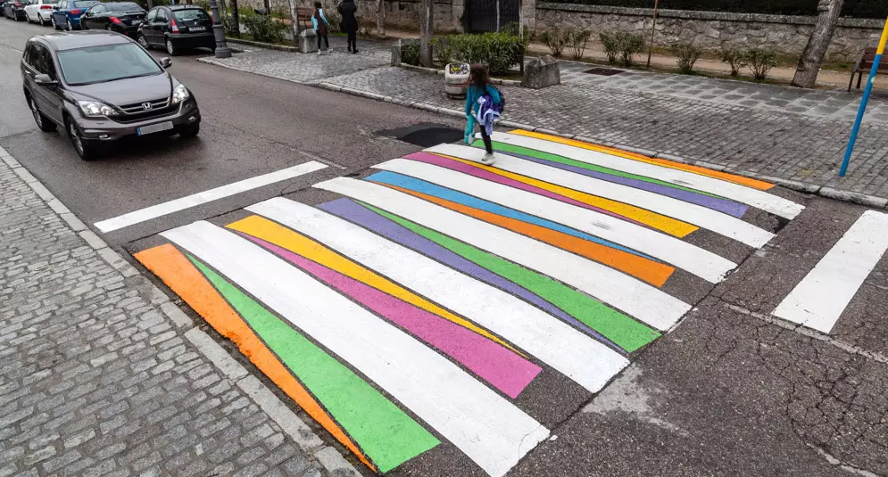 Pinintura ng mga Makukulay na Crosswalk ang mga Kalye ng Madrid