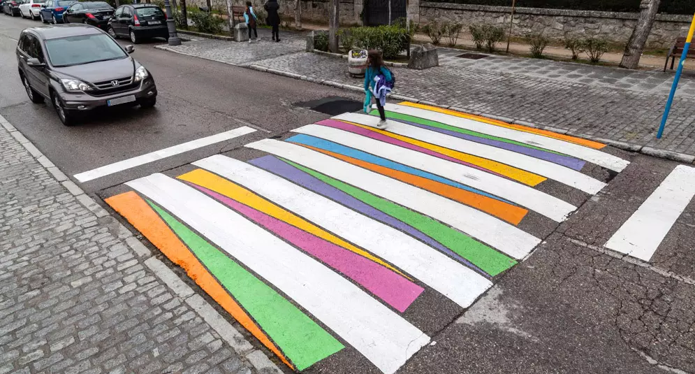 Farebné prechody pre chodcov maľujú ulice Madridu 19339_4