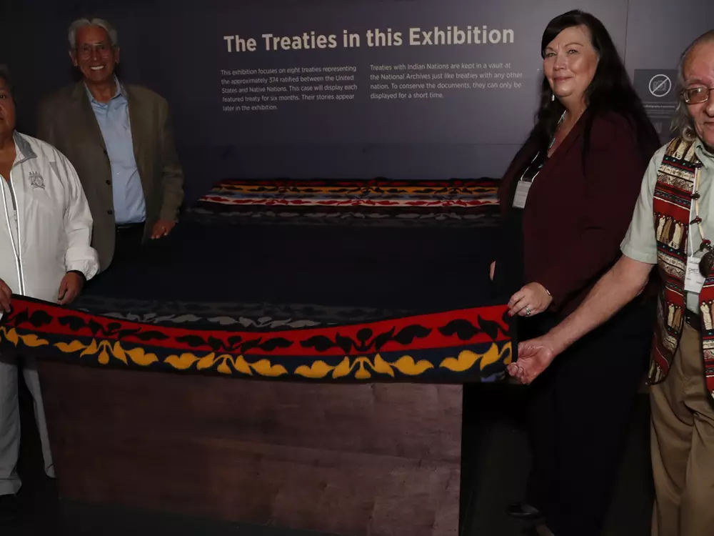 מנהיגי דלאוור מתכוננים לחשוף את הסכם פורט פיט, הנראה במוזיאון הלאומי של האינדיאני האמריקני בוושינגטון הבירה משמאל לימין: דניז סטונפיש, מפקדת אומת דלאוור במורביאנטאון; מנהל המוזיאון קווין גובר; צ'סטר "צ'ט' ברוקס, ראש שבט האינדיאנים דלאוור; ודבורה דוטסון, נשיאת אומת דלאוור. 10 במאי 2018, וושינגטון הבירה (פול מוריג'י/תמונות AP עבור המוזיאון הלאומי של האינדיאנים האמריקאי, סמית'סוניאן)