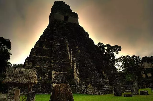 Déi antik Stad Tikal, an der Géigend vum Lady K'abel sengem nei entdeckten Graf.