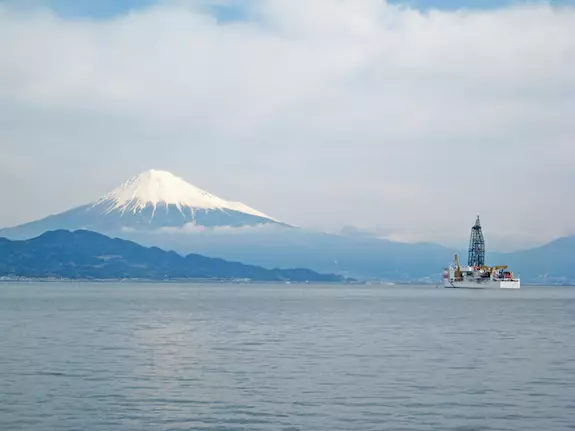 Le navire de forage Chikyu, photographié au large des côtes du Japon, sera utilisé pour forer jusqu'au manteau.