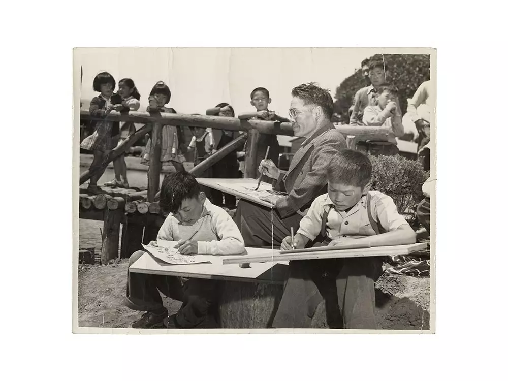 Foto Chiura Obatast, kes õpetab Tanforani kunstikoolis laste kunstiklassi, 1942 / tuvastamata fotograaf. Chiura Obata paberid, umbes 1891-2000, 1942-1945. Ameerika kunsti arhiiv, Smithsoniani instituut.