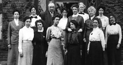 Едвард Пикеринг и његове женске помоћнице, познате као „харвардски компјутери“.