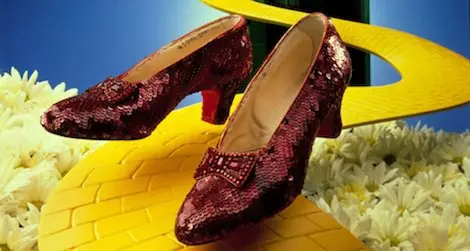 የ Ruby Slippers ወደ ለንደን ያመራሉ።