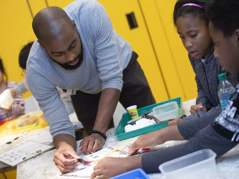 Museumspädagoge Christopher Williams interagiert mit studentischen Besuchern während eines Community Day im Jahr 2018. (Leah Jones, National Museum of African American History and Culture)